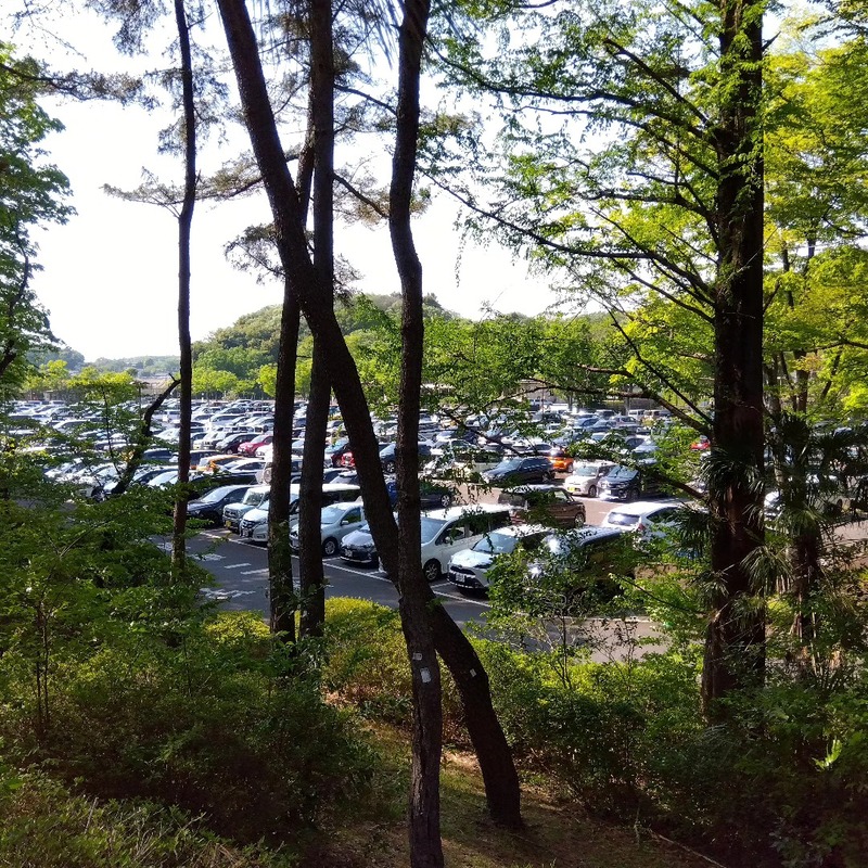 4/27、森林公園（埼玉県滑川町）南口の駐車場が一杯だ！こんなに車が入っているのを見るのは在住... - 中西ふみとし（ナカニシフミトシ ...