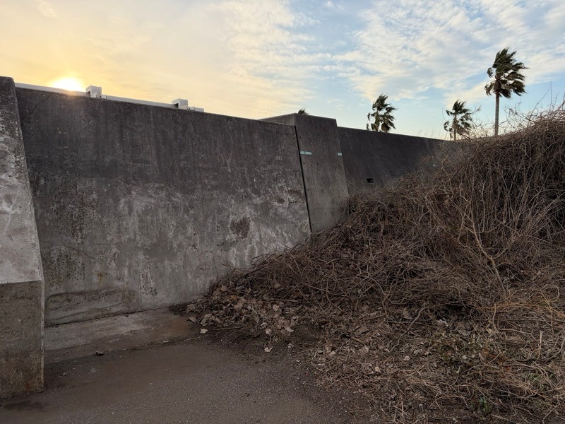 市民の要望を受け、昨年から県にお願いしていた、舞浜の防潮門（陸閘）付近に山積した不法投棄物の撤... - 折本たつのり（オリモトタツノリ ...