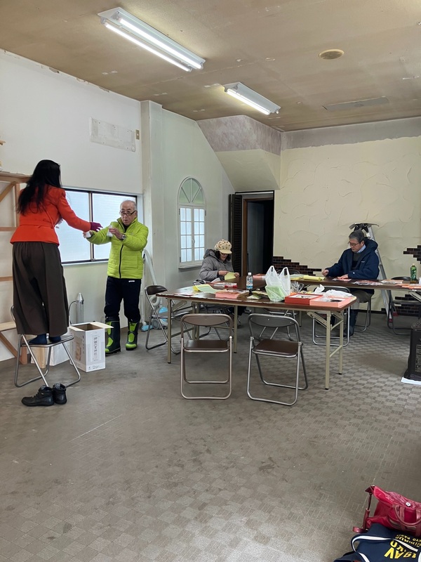 さとうみわこ､衆院選3日目、事務所前にて。 - こすだいつこ（コスダイツコ） ｜ 選挙ドットコム