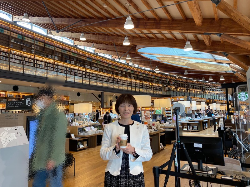 武雄市図書館内にあるスターバックス。 - 小郷ひな子（オゴウヒナコ） ｜ 選挙ドットコム